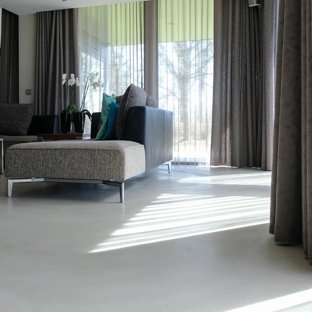 De creatie van een naadloze gietvloer of wand uit cement, beton of PU